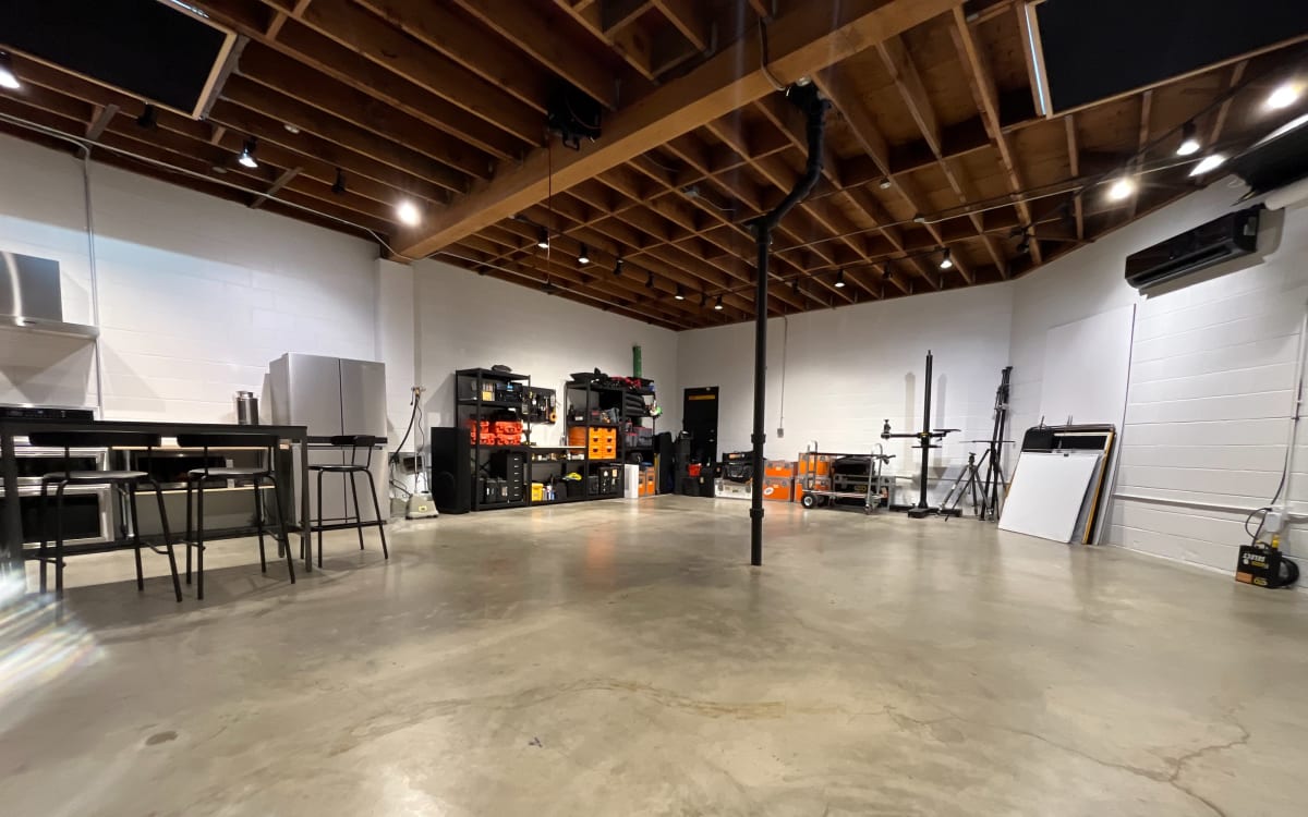 STAGE 9 - clean, modern, black box Studio space rentable by the day ...