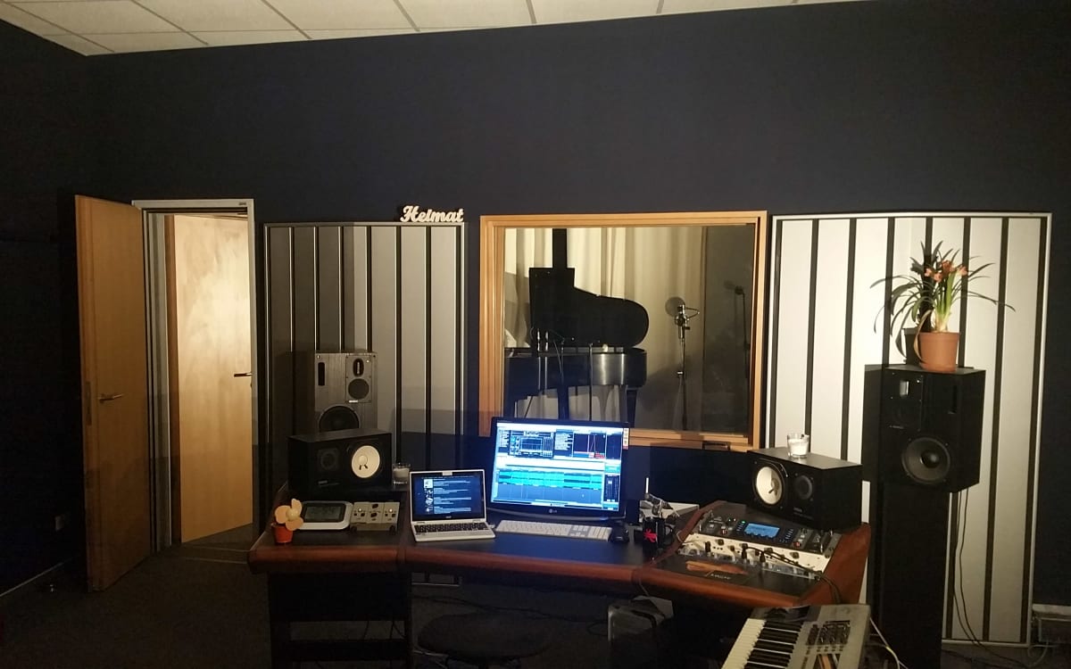 Vollständig ausgestattetes Musikstudio mit hochwertigen Instrumenten ...