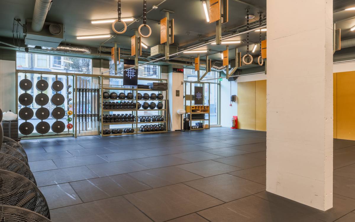 Open modern CrossFit box, London | Production | Peerspace