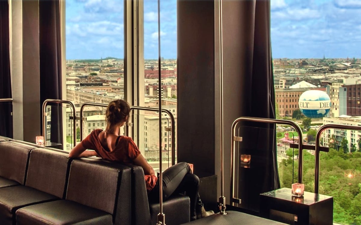 Sky-Bar mit 270-Grad Berlin Panorama, urban, chic, cool, Berlin ...