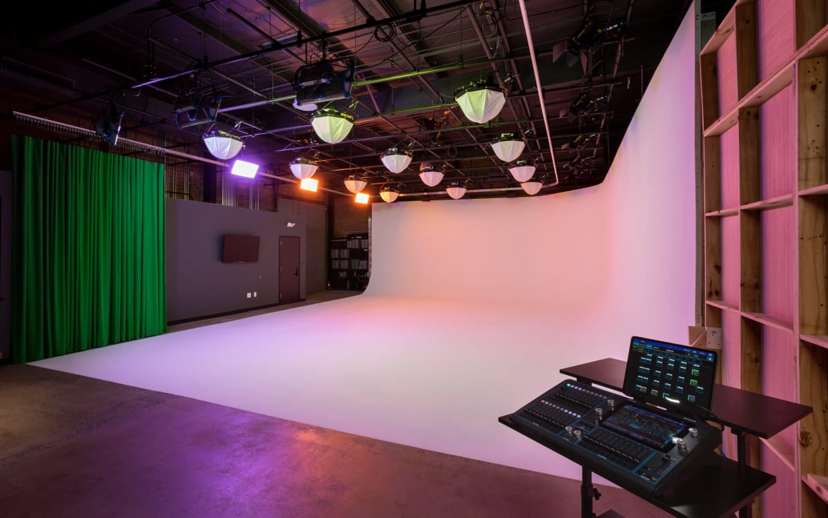 Professional Downtown Pre-rigged 32'x36' Cyc Studio (DMX, RGBW ...