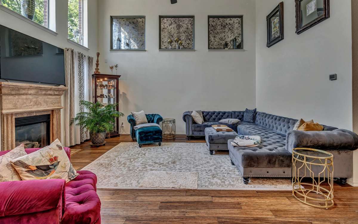 Large Home With a Fantastic Eclectic Setting For Photo And Video Shoots ...