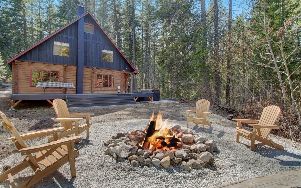 Nostalgic Log Cabin at a Scenic Mountain Lake, Leavenworth, WA ...