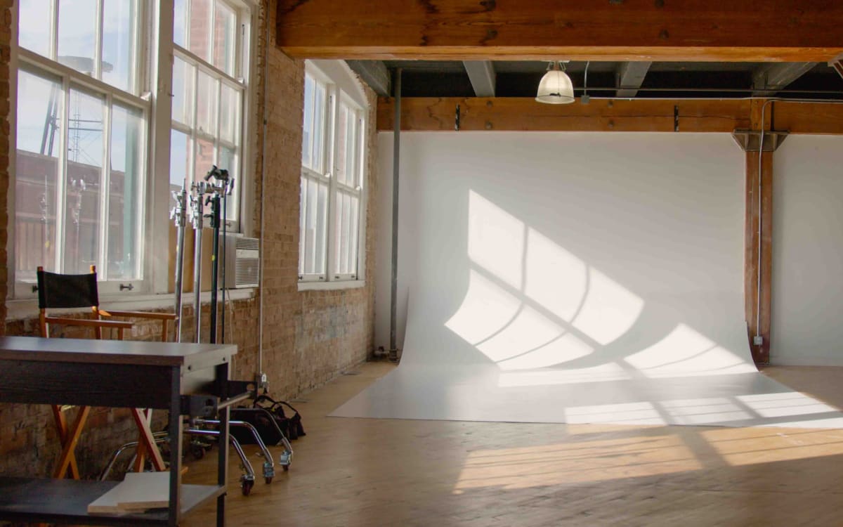 Large open concept chicago loft space with CYC WALL and strong natural ...