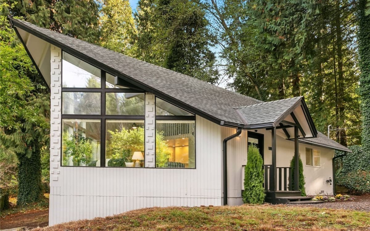 Midcentury Modern Cabin with large windows, high ceilings and beautiful ...