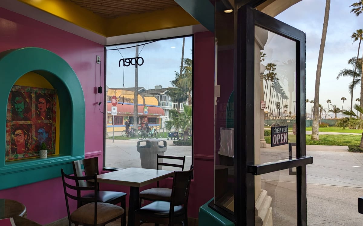 Oceanfront Restaurant in Newport Beach across Balboa Pier, Newport ...