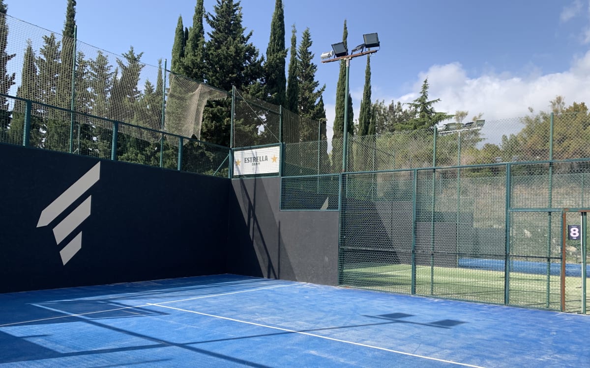 Increíble Pista de Pádel con Moqueta azul y Pared de Muro, Cabrera de ...