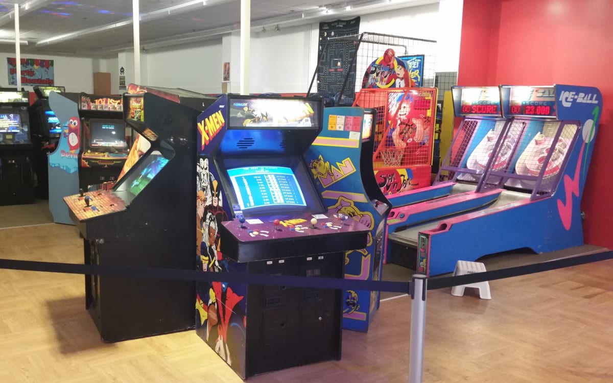 Retro arcade - 1980's/90's vintage video and pinball arcade and game ...