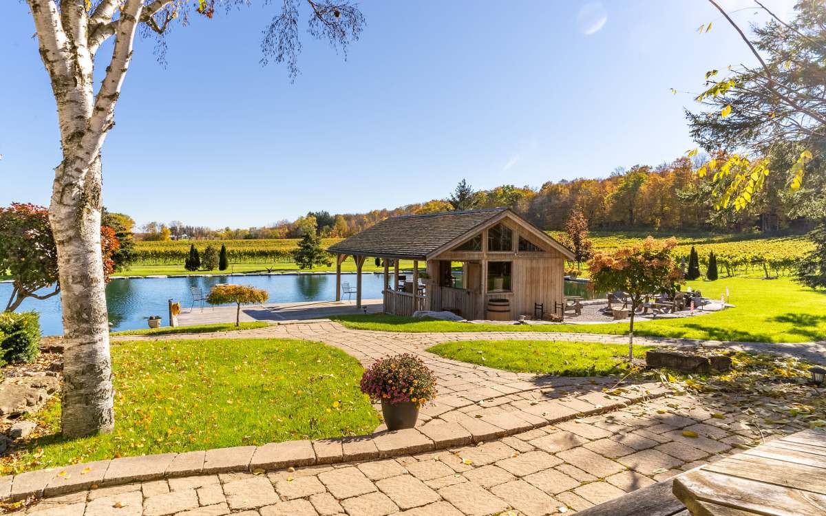 Rustic Modernity at a Vineyard in Niagara's Wine Country, Beamsville ...