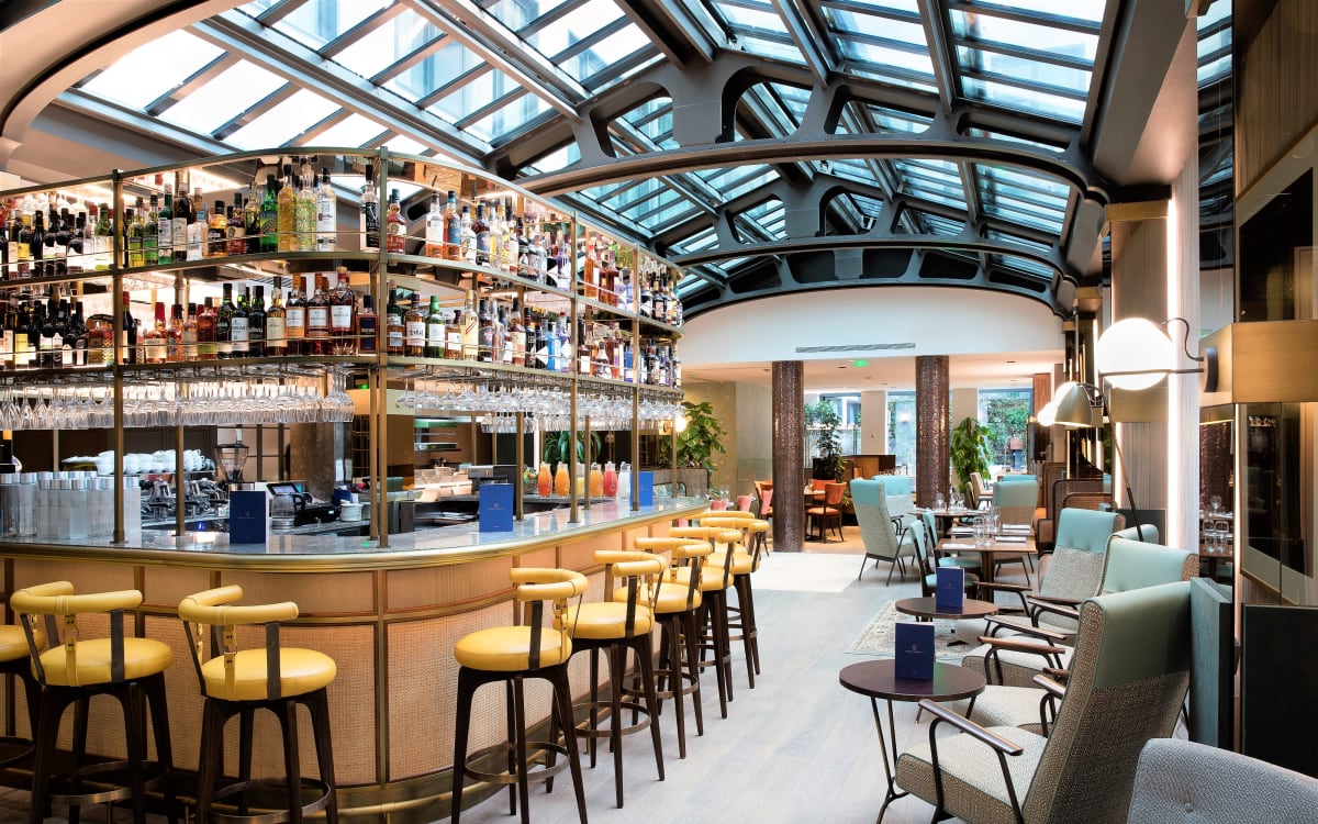 Restaurant et bar au design industriel avec terrasse végétalisée ...