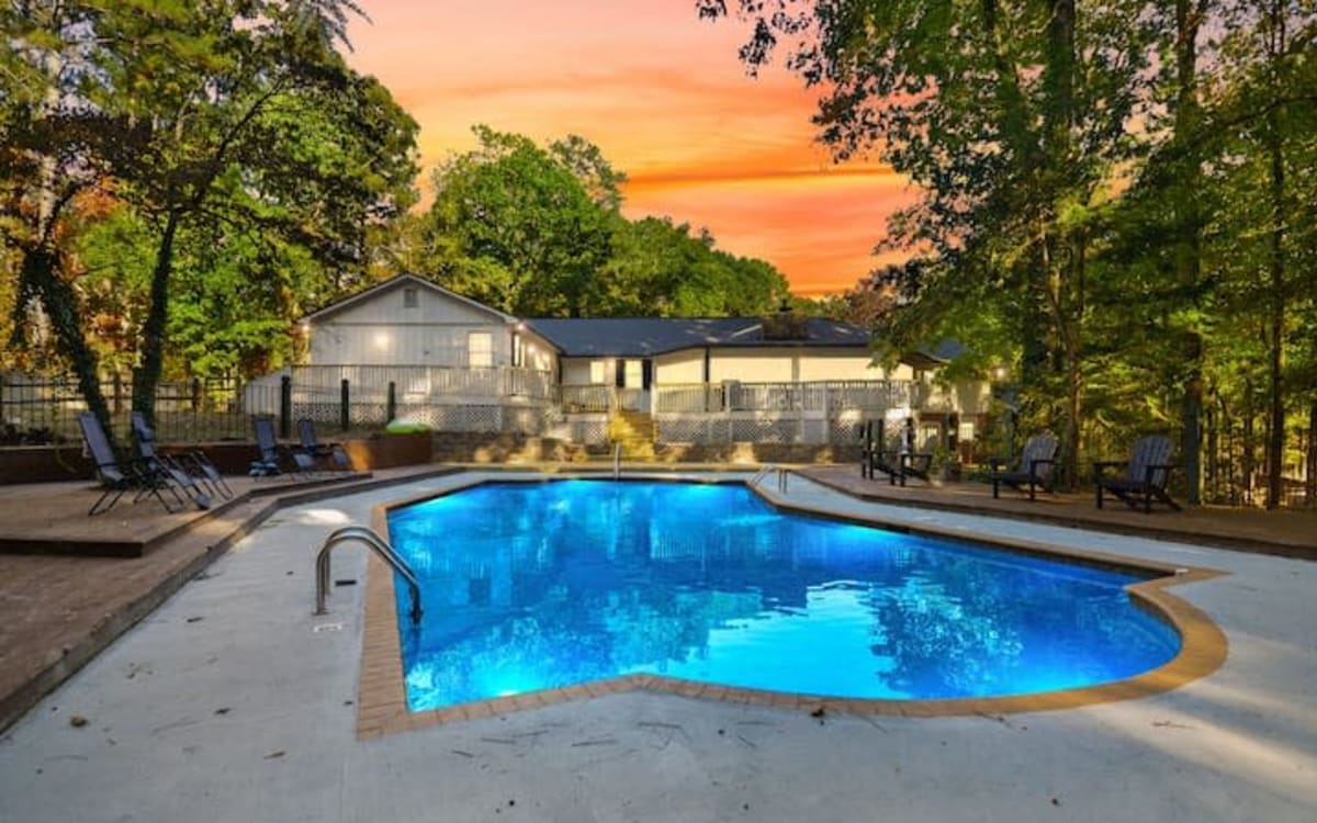 Sprawling Suburban Estate in the Woods, Powder Springs, GA | Event ...