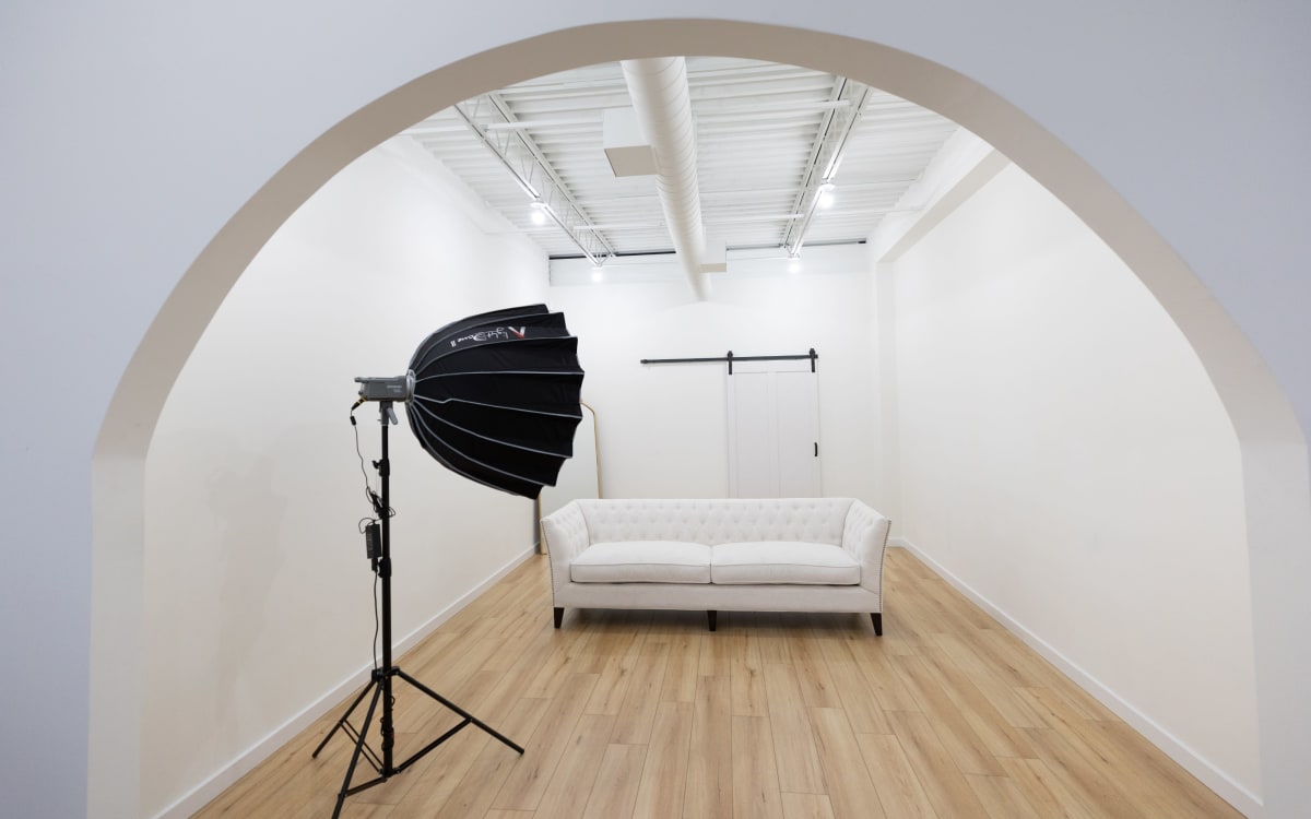 Harbor View Photo Studio with Exposed Ceilings and Blank Canvas Walls ...