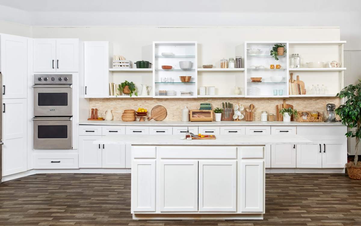 Large Suburban Kitchen, Chatsworth, CA | Production | Peerspace