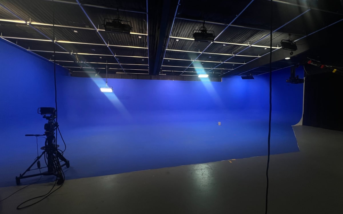 HUGE *PRE LIT* Blue Screen Sound Stage, Burbank, CA | Production ...