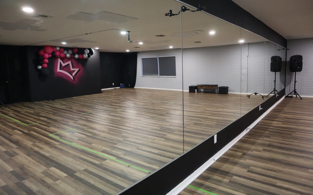 Spacious multi-function studio with bold entryway, Oakland Park, FL ...