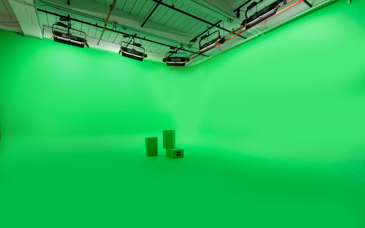 AMAZING Pre-lit Greenscreen Cyc with 6 LED panels in New lux Building ...