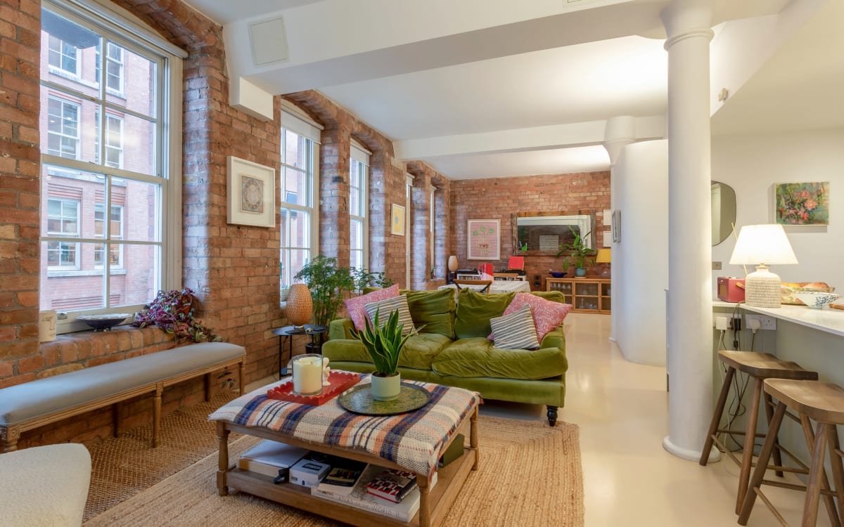 Versatile, quiet and bright open plan factory conversion apartment in ...