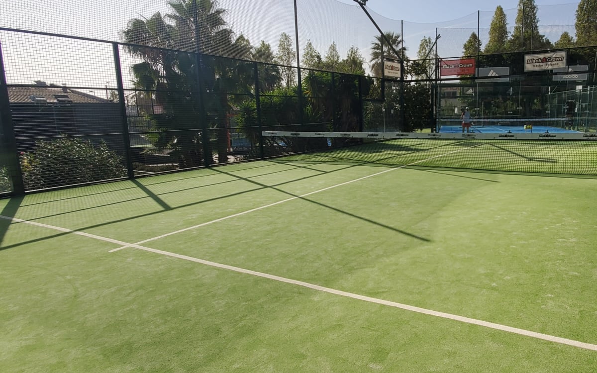 🎾 Pista de Pádel con Moqueta Verde y Pared de Vidrio estilo Hollywood ...