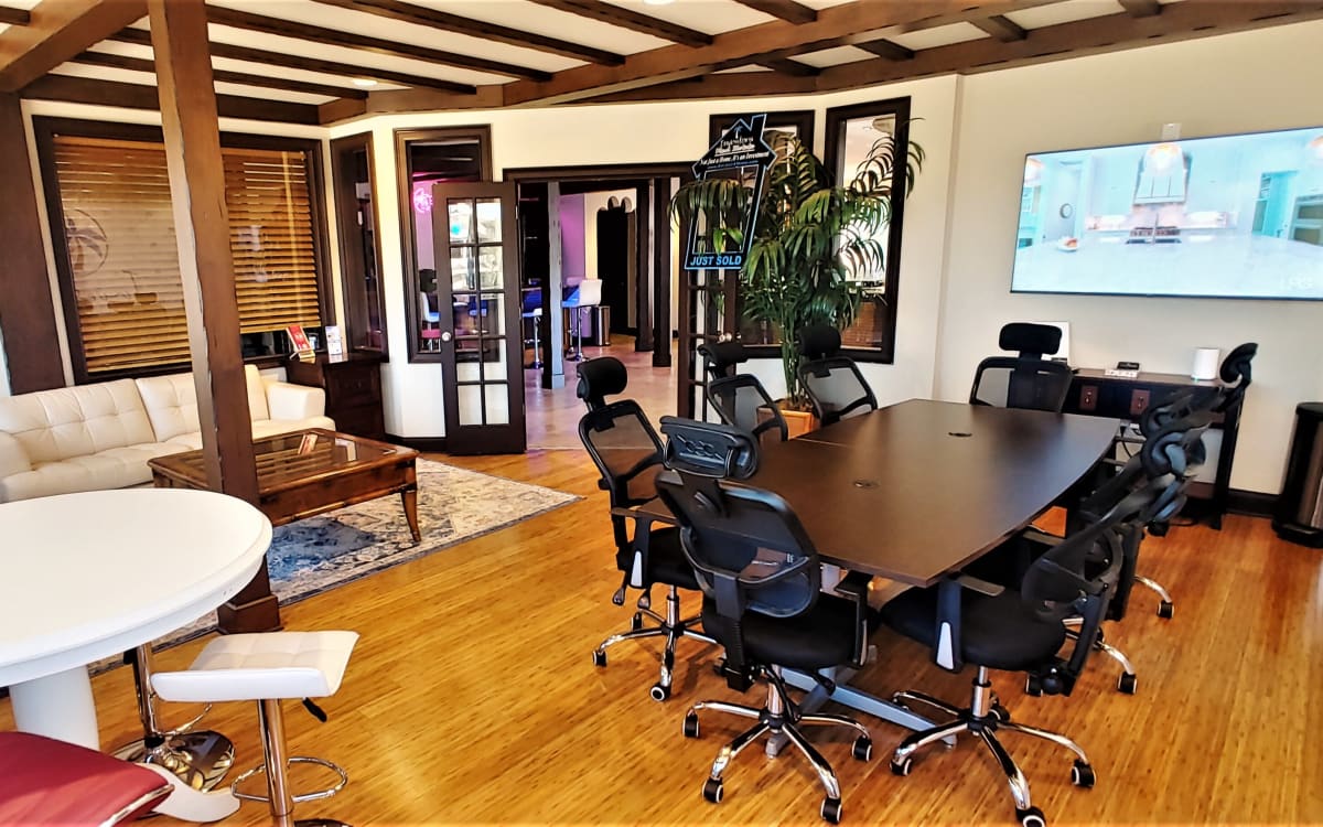 Swanky Unique Large Winter Park Conference and Entertainment Room with ...