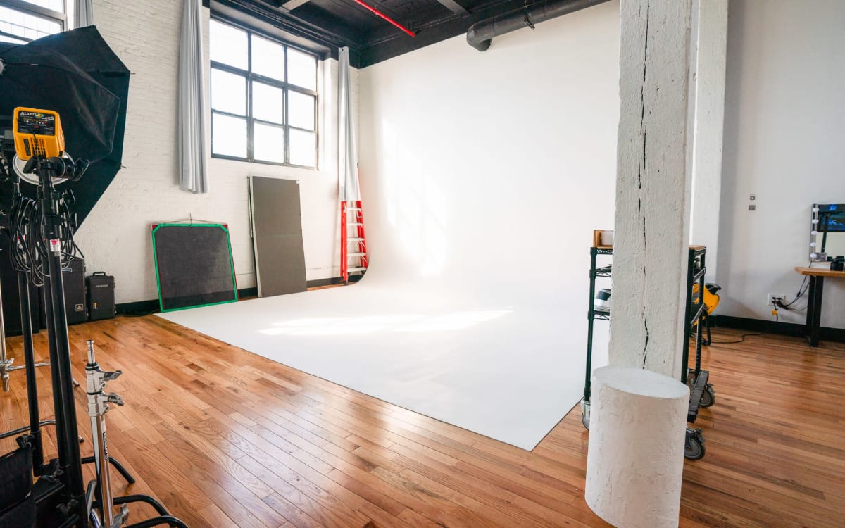 Between Space Studio | Brooklyn Photo Studio with South facing windows ...