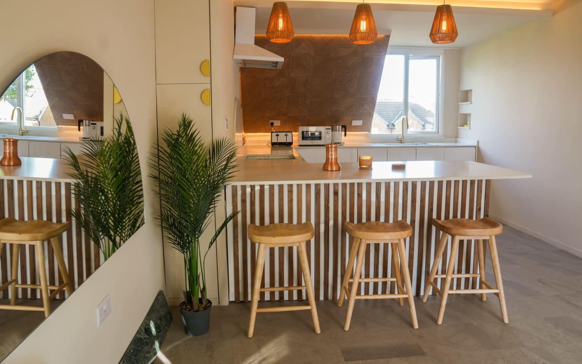 Miami vibes with easy parking + balcony, Ealing | Production | Peerspace