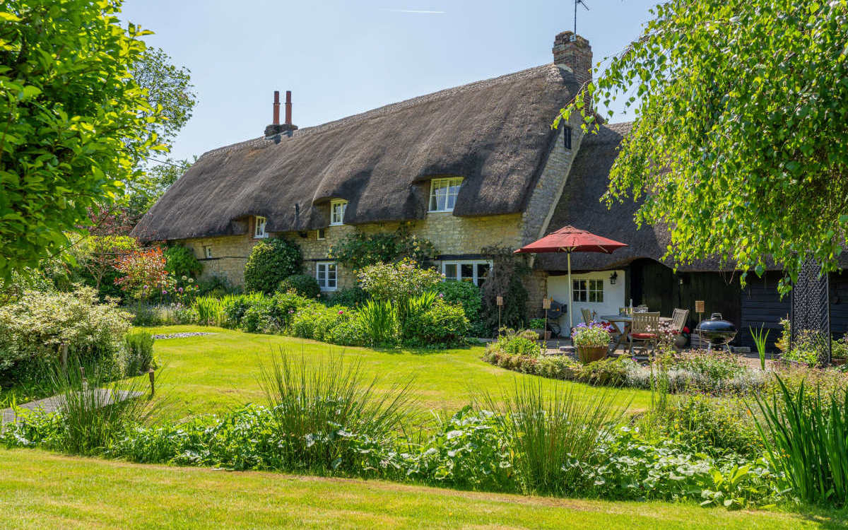 16th Century Thatched Stone Cottage with Gorgeous Garden, Bicester ...