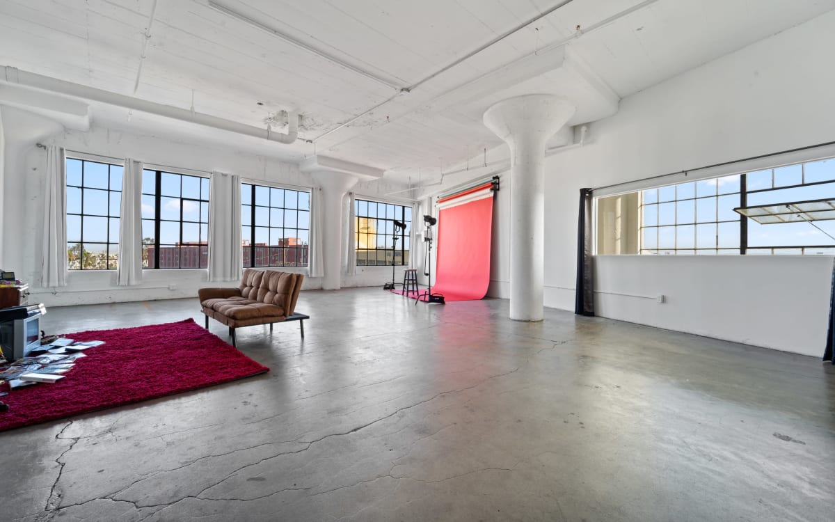 Downtown Studio With Amazing Natural Light, 90s Vintage Set With ...