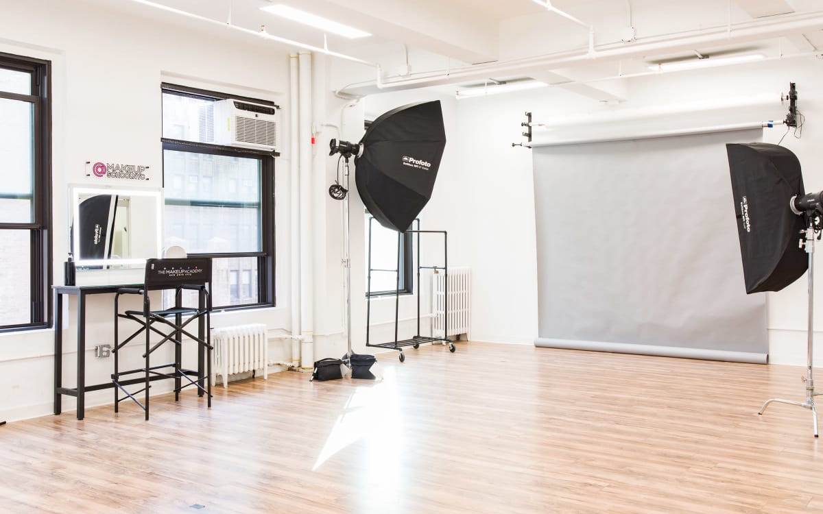Beautiful Midtown Manhattan Studio with natural light - NEW equipment ...