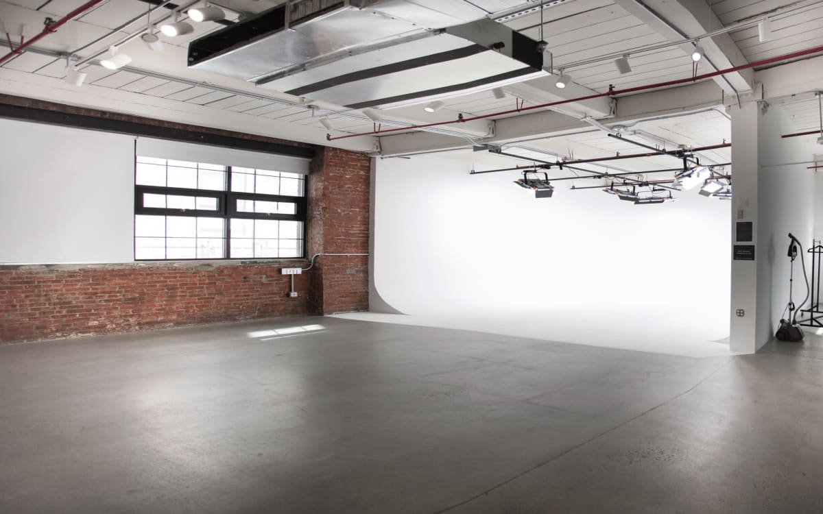 100 Sutton Studios | Amazing Fully Lit 3 Wall Cyc Prelit w RGB LED ...