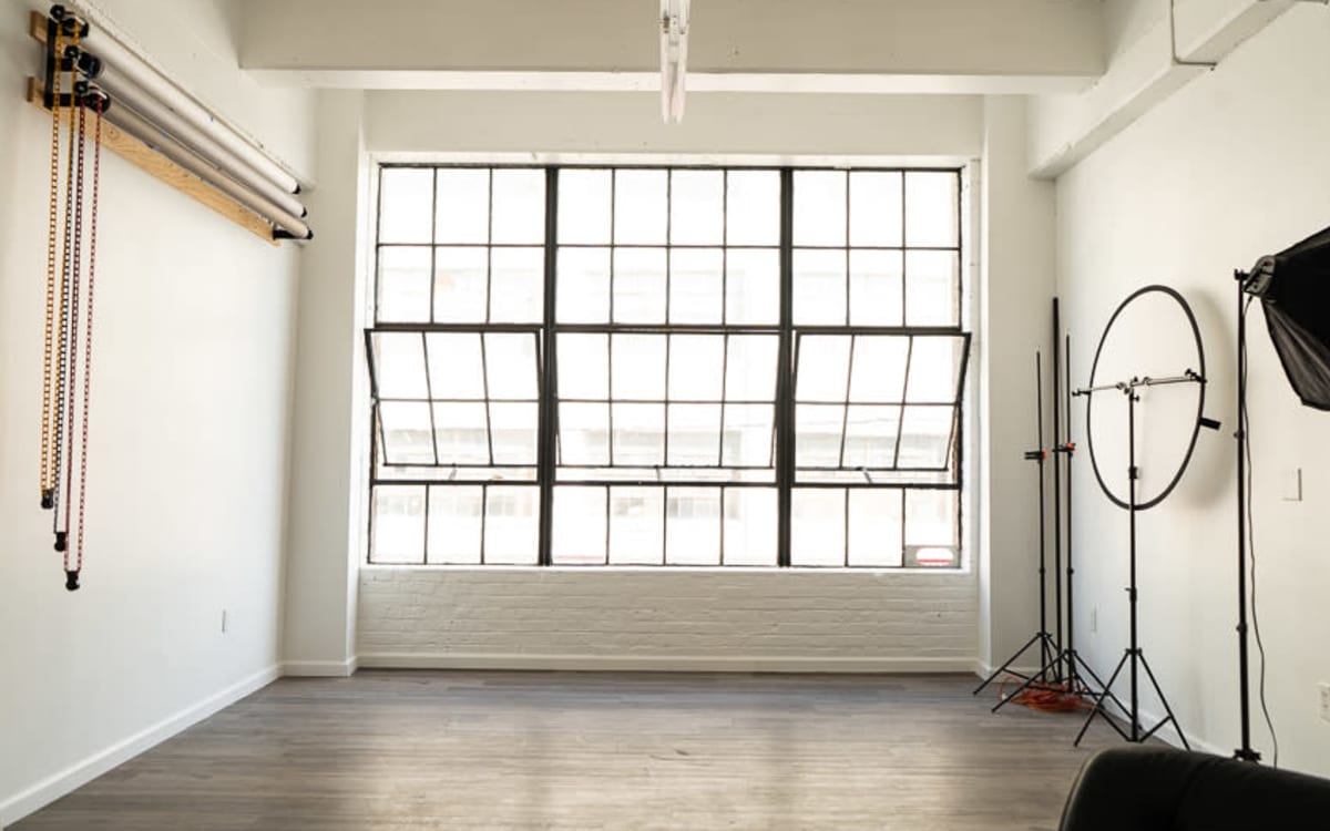 Spacious Natural Light Studio With Free Lighting Gear, Los Angeles, CA ...