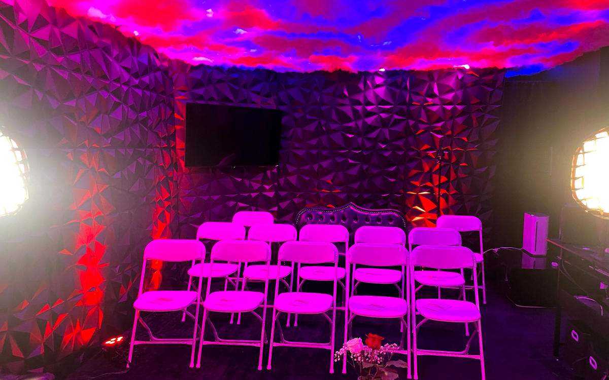 LA's Psychedelic Oasis: Stylish Studio with Cloud Ceiling, North ...