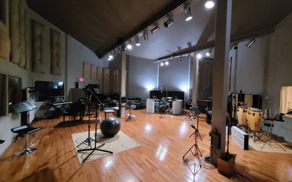 Vintage and Classy Recording Studio perfect for Live Bands, Video ...