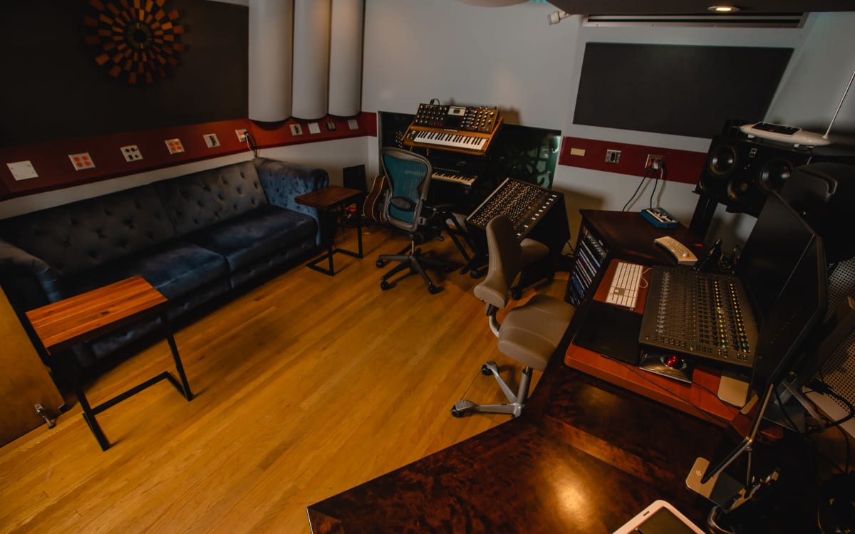 Classy Vintage Yet Modern Recording Studio With Huge Instrument Room ...