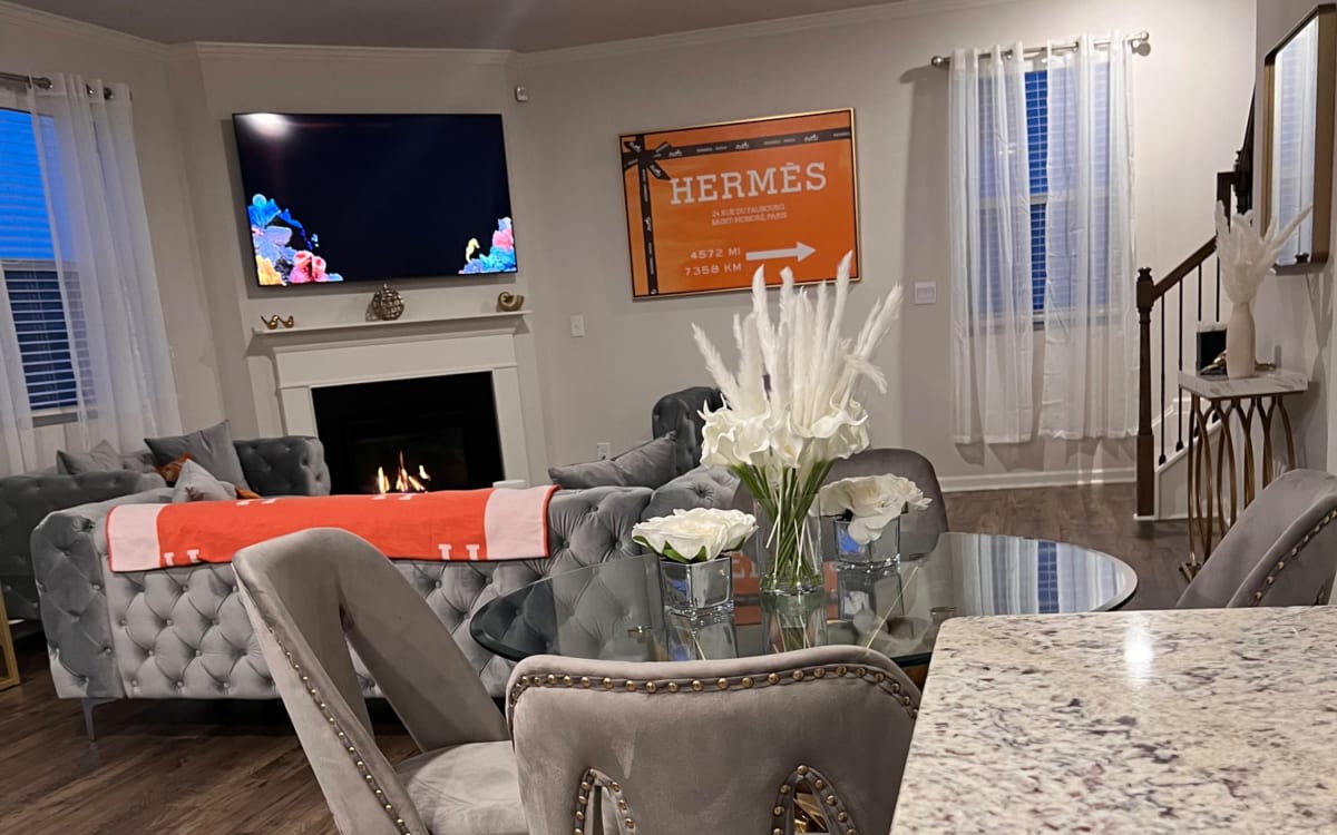 Well Lit & Well Decorated Home, Fairburn, GA | Off-Site | Peerspace