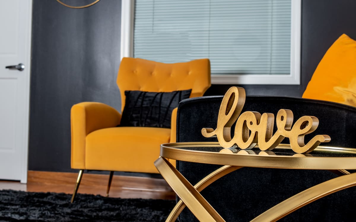 Stylish Photo/Content Creator Studio with Backdrops, Lights, Free ...