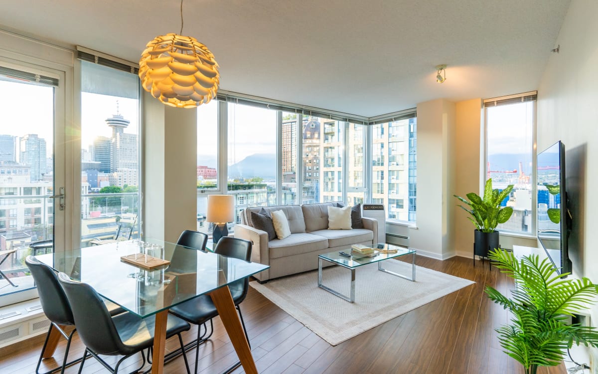 Modern Downtown Apartment with City/Mountain Views, Vancouver ...
