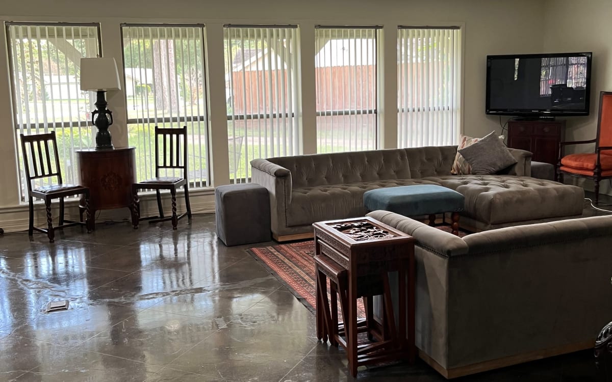 Rundown House • Giant Liv Room • Many Looks In & Out • Homey, Spooky ...