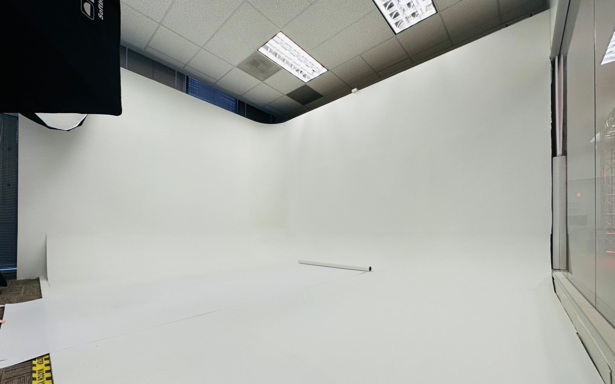 Pasadena Two wall CYC photo studio, pasadena, CA | Production | Peerspace