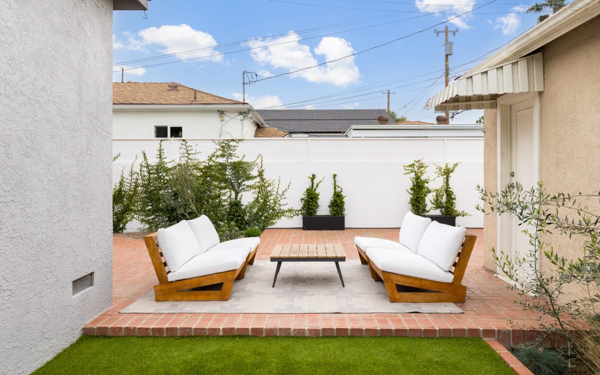 Modern Outdoor Meeting Space for Small Groups, Los Angeles, CA | Off ...