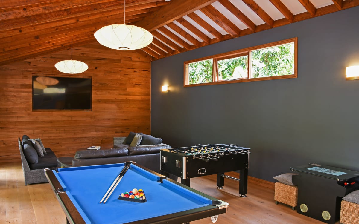 Large Rumpus Room with Bar, Lounges, Pool table, formal set up, Yarra ...