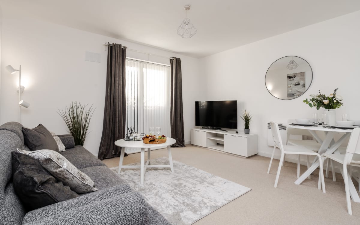 Stylish, Spacious, Bright Modern Apartment, Wolverhampton | Production ...