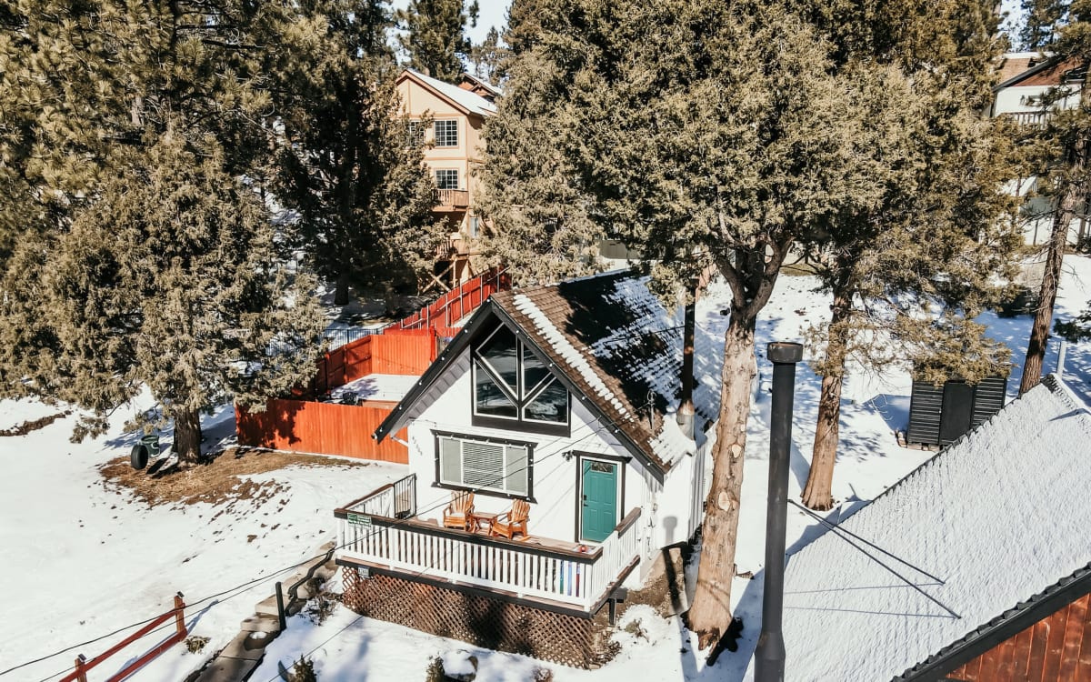 Cozy Chalet with Incredible light •Sled Hill• Fire Pit• Fireplace •Spa ...