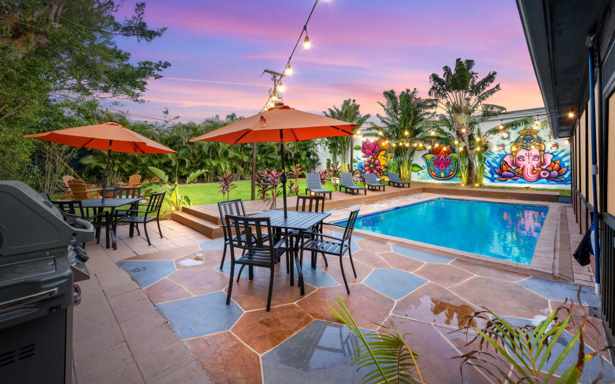 Stunning, picturesque BoHo private, paradise Super-cool. pool home ...