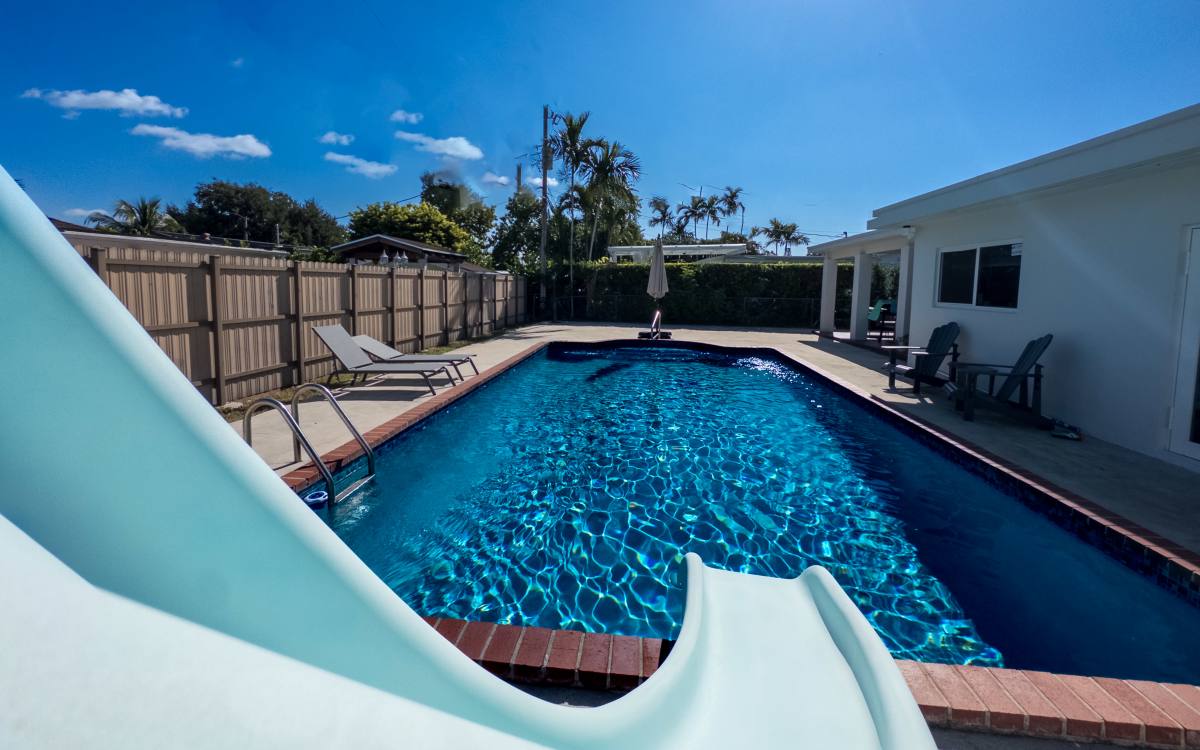 Crystal Blue Pool With Covered Lanai And Large Outdoor Area (Concrete ...