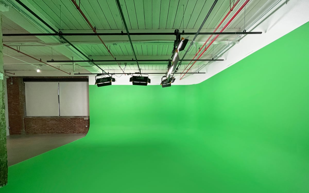 AMAZING Pre-lit Greenscreen Cyc with 6 LED panels in New lux Building ...