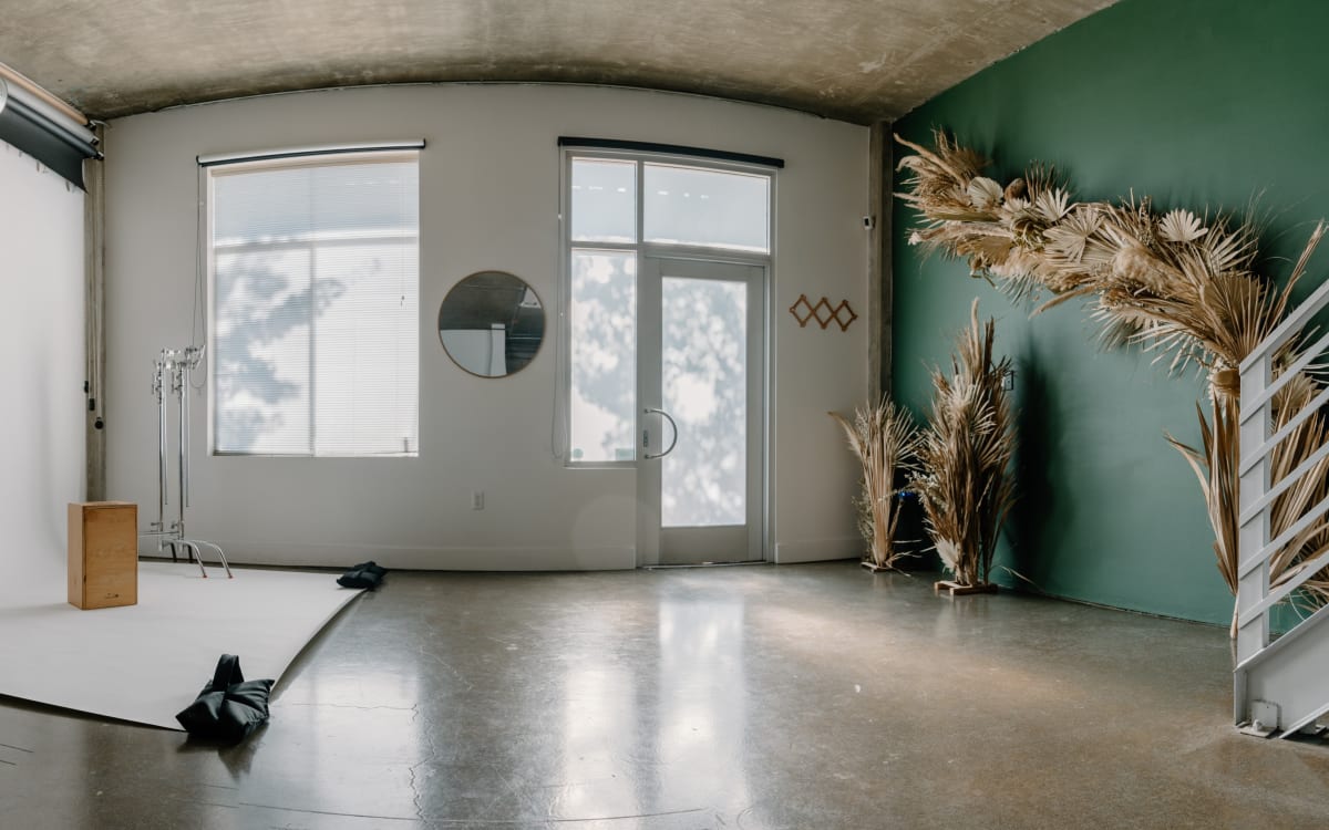 Urban Photo Loft with Natural light, Dried Floral Install, Paper ...