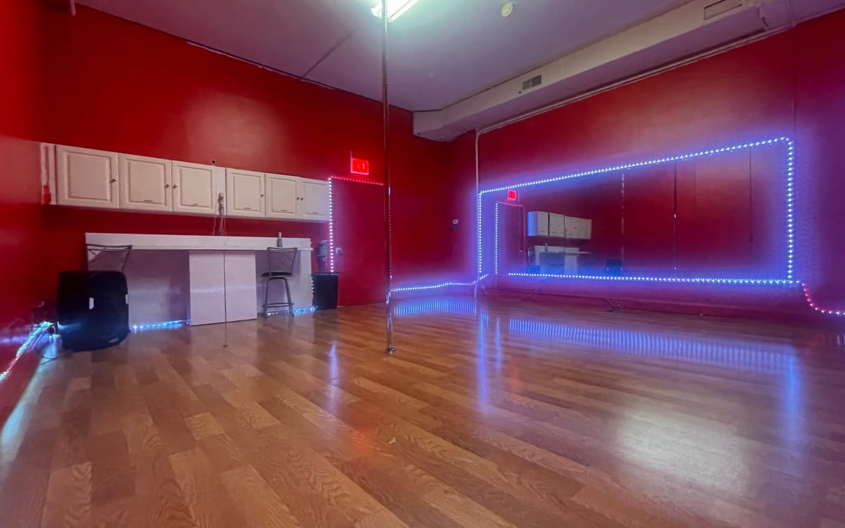 Pole Dance Studio, Chicago, IL | Event | Peerspace