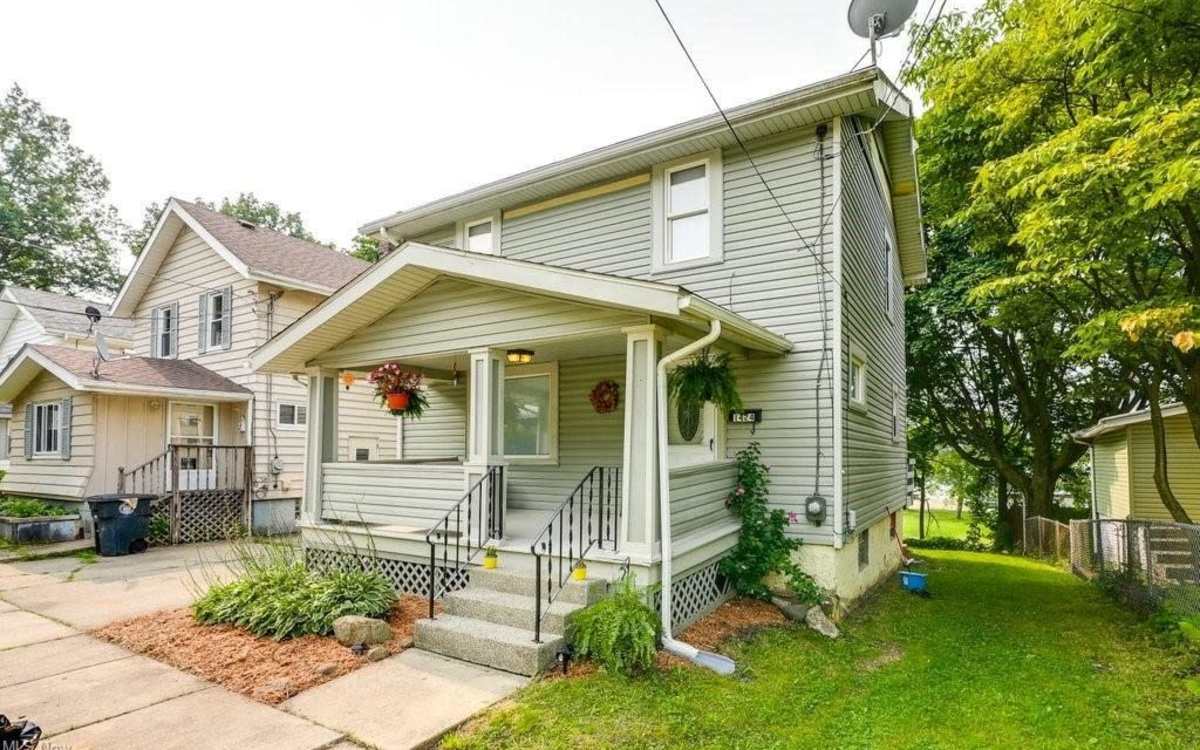 Beautiful vintage normal looking house in the northeast, Akron, OH ...
