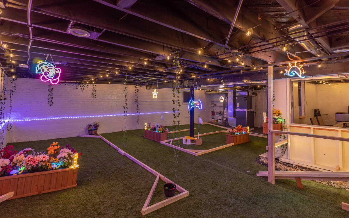 ⛳️Private Indoor Mini Golf Course!, Whiting, IN | Event | Peerspace