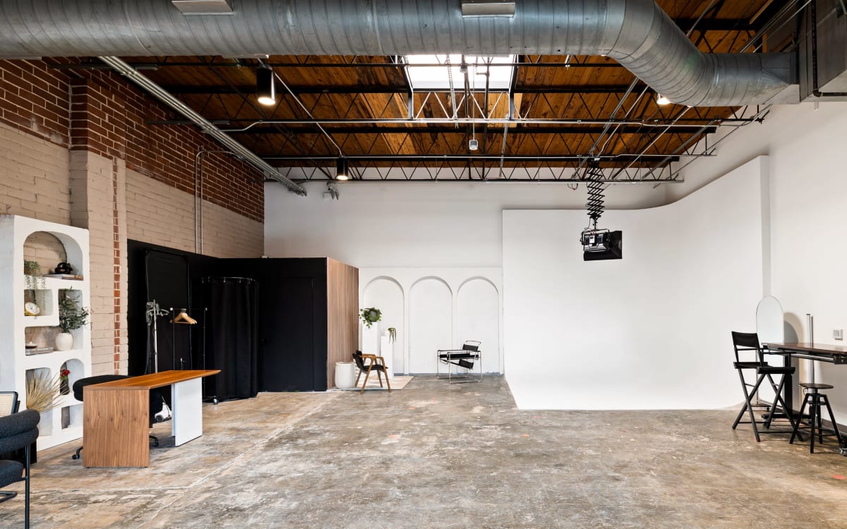 Versatile Production Studio With Natural Light/White Cyclorama/Multiple ...